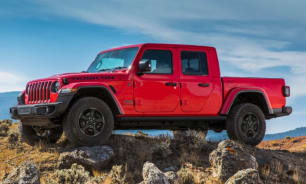 Mercedes-Benz GLB250 vs Jeep Gladiator | CarsGuide