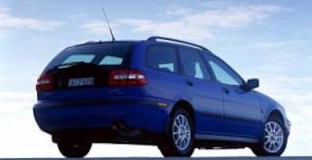 Volvo V40 2.0T Sport 2002 Price & Specs | CarsGuide